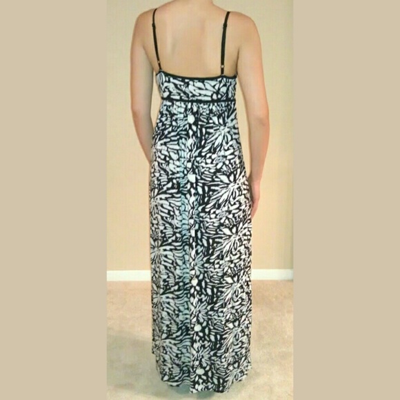 bebe | Dresses | 2b Bebe Black White Floral Print V Neck Maxi Dress ...