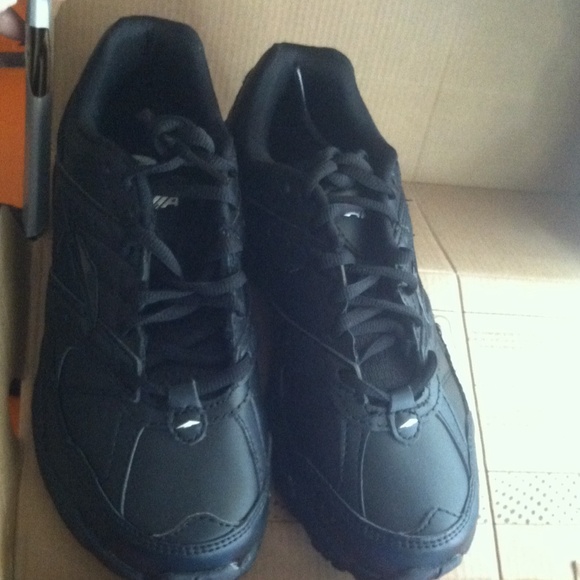 Avia | Shoes | Nib Black Snicker Tennis Shoes Sz 6ww | Poshmark