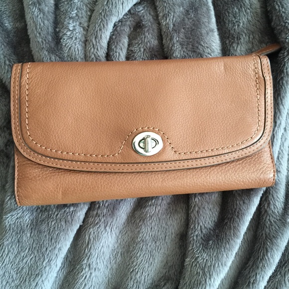 Beautiful Brown Leather Coach Turn Lock Wallet! - Gem