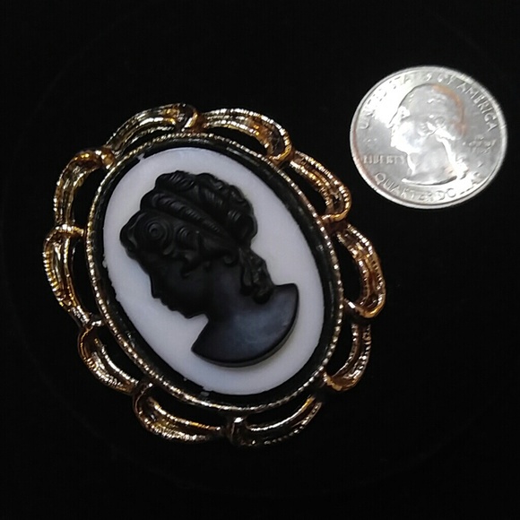 Vintage Rare Left Facing Cameo - Gem