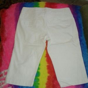 UNIONBAY | Pants & Jumpsuits | Union Bay White Stretchy Capris | Poshmark