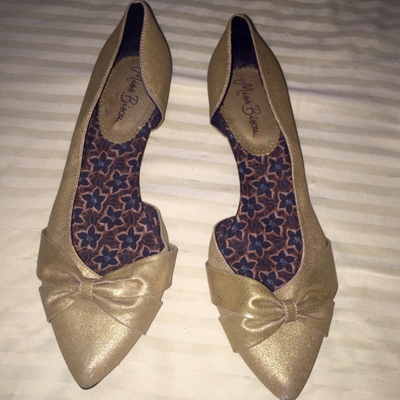 Shoes | Gold Pointed Toe Flats | Poshmark