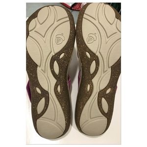 Acorn | Shoes | Acorn C2g Lite Tstrap Sandals Size W6 | Poshmark