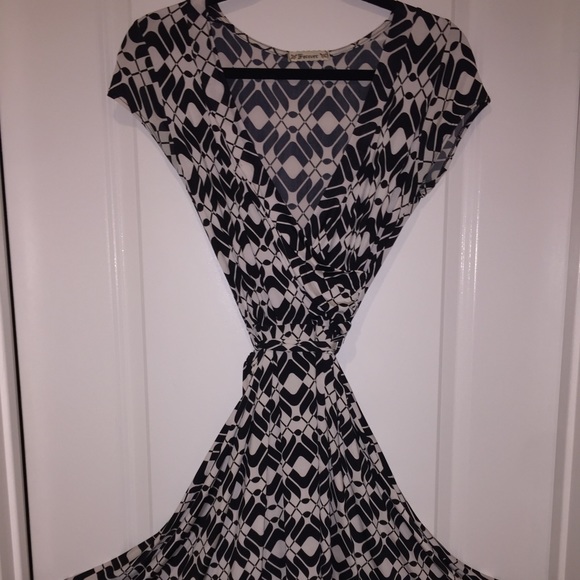 Forever 21 | Dresses | Black And White Geometric Shapes Wrap Dress ...