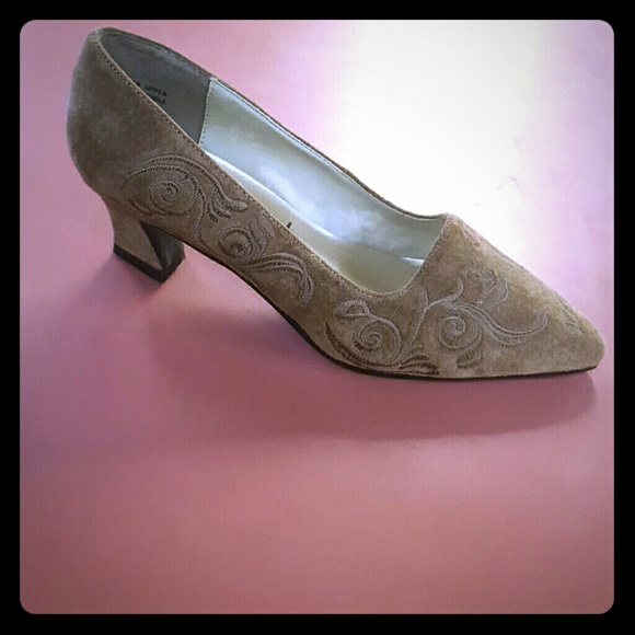Amanda | Shoes | Ladies Suede Pumps Taupe | Poshmark