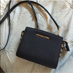 michael kors grommet handbag on Poshmark