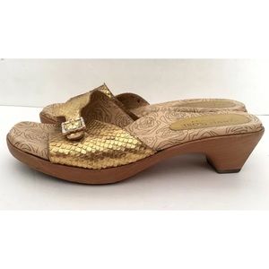 Taryn Rose | Shoes | Taryn Rose Gold Leather Clogs Sz 39 Made In Italy ...