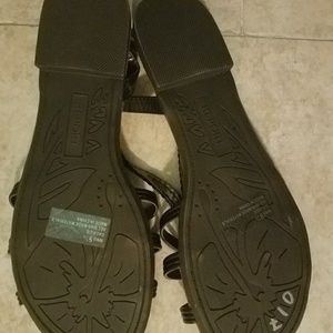 Report | Shoes | Sandals | Poshmark