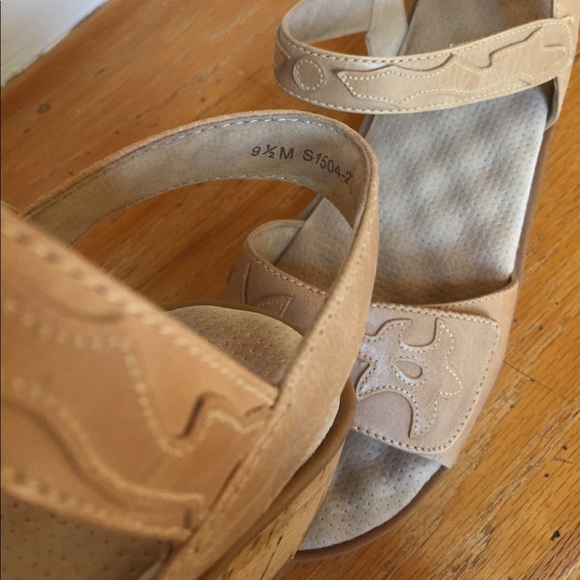 SoftWalk | Shoes | Softwalk Sandals Super Foamy Insole Rubber Soles ...