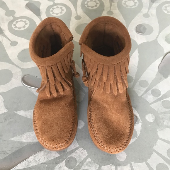 Minnetonka | Shoes | Minnetonka Girls Tan Suede Fringe Moccasin Boots ...