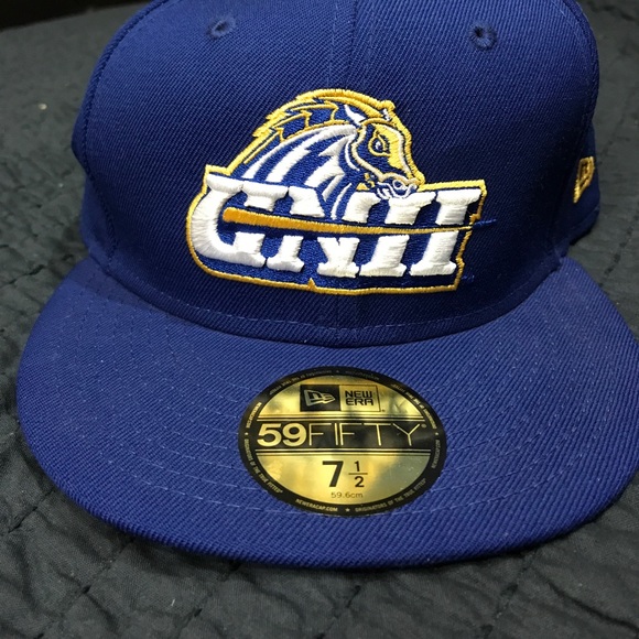 New Era | Accessories | New Era Unh Fitted Hat | Poshmark