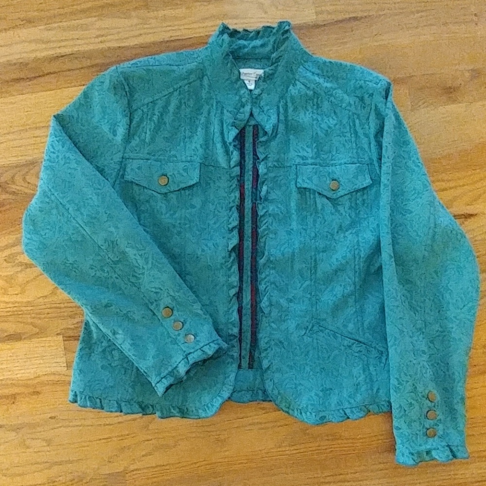 Light Jacket, No Closure Front, No Smoking Home. - Gem