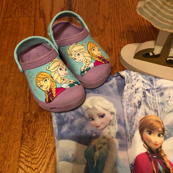 CROCS | Shoes | Euc Disney Frozen Crocs | Poshmark