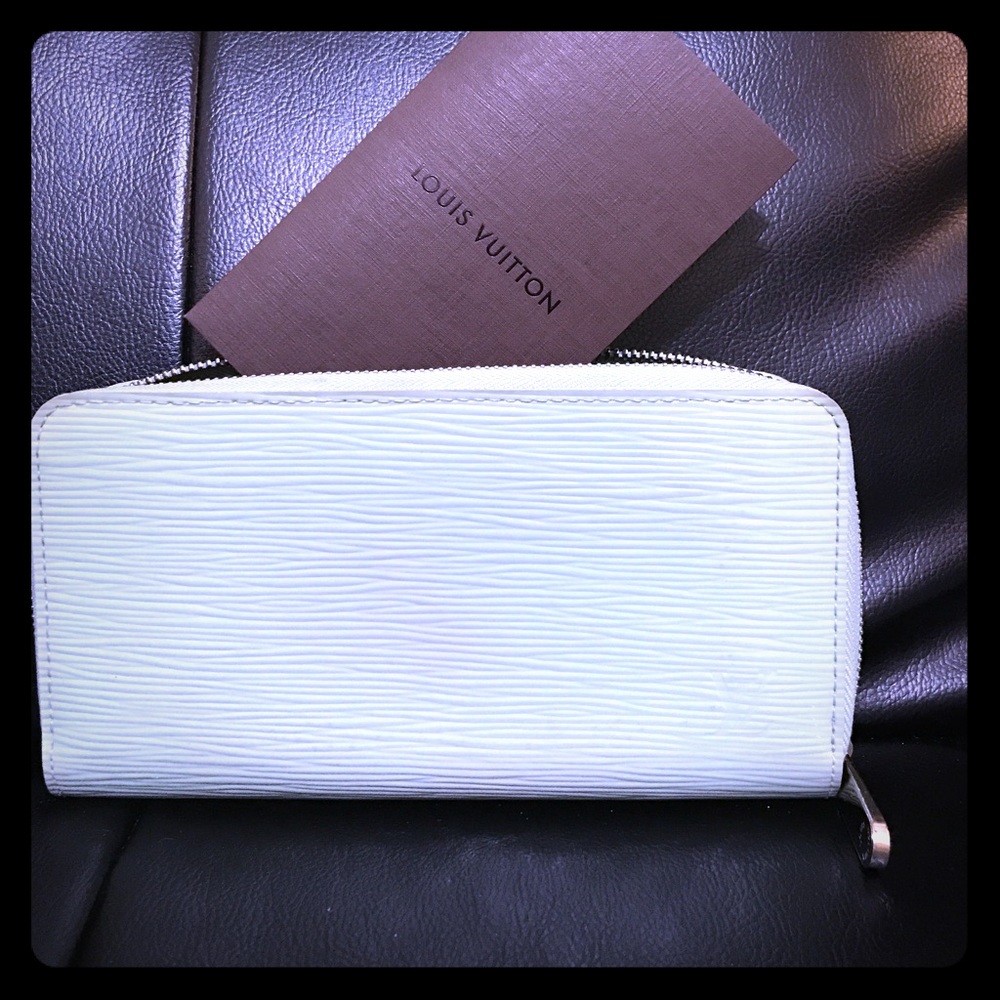 100% Authentic Light Green Louis Vuitton Wallet! - Gem