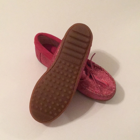 Minnetonka | Shoes | New Girl Minnetonka Moccasin Size 3 Pink Glitter ...