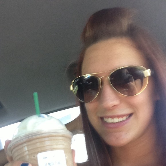 Stephanie's Closet (@stephanie_renee) | Poshmark